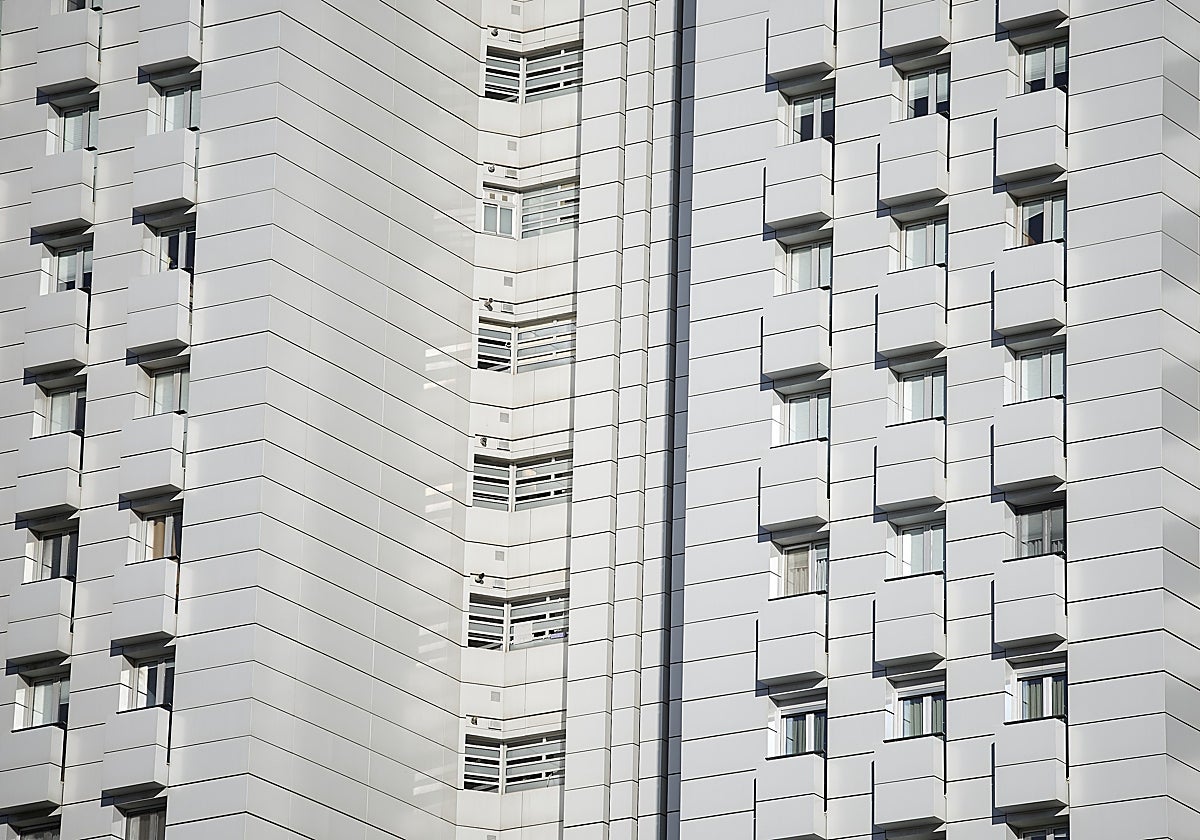 Los arquitectos de la Torre de Francia proponen cambiar las placas de la fachada | Las Provincias